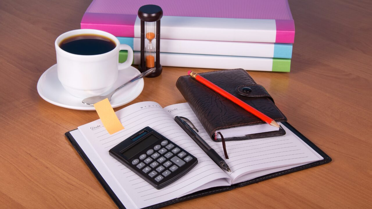 書類整理の方法まとめ｜家庭・仕事で使える簡単収納術を徹底解説！ | 【家事×節約】くらしと節約ラボ